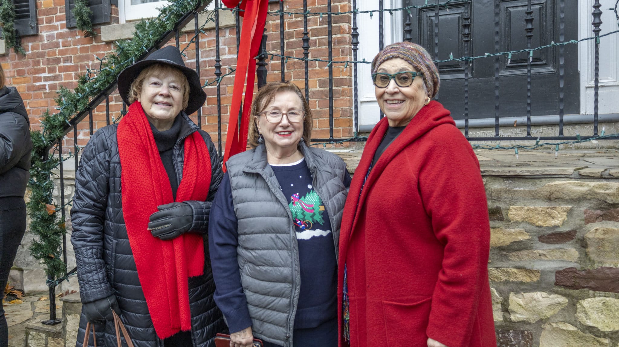 Holiday decor enthusiasts line up for annual house tour